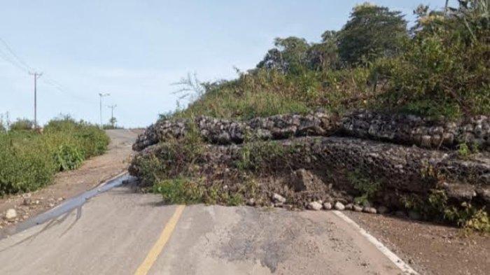 Cuaca Ekstrim Sebabkan Tanah Longsor di Ruas Jalan Sabuk Merah Desa ... Cuaca Ekstrim Sebabkan Tanah Longsor di Ruas Jalan Sabuk Merah Desa ...