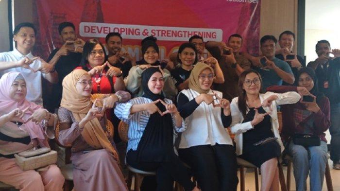 Reward Penjualan Terbanyak, Outlet Mitra Telkomsel di Sumba NTT ...