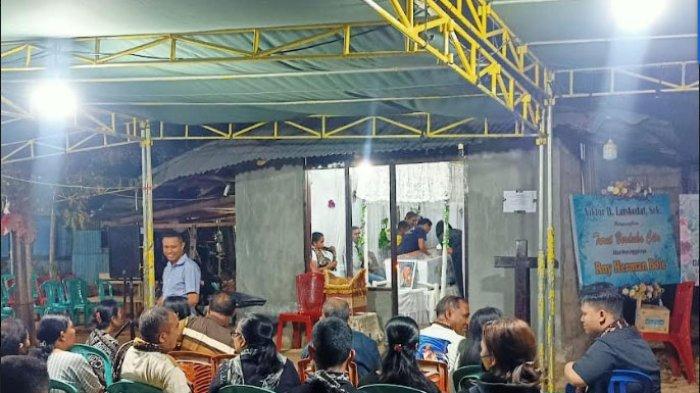 Pelayat Jenazah Roy Bolle Penuhi Tenda Duka, Begini Suasananya - Pos ...