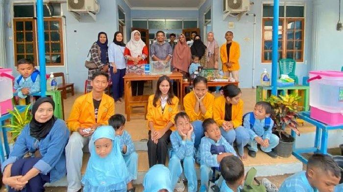 Tim Dosen Prodi Manajemen Sumberdaya Perairan FPKP Undana Latih Guru PAUD di Kupang Buat ...