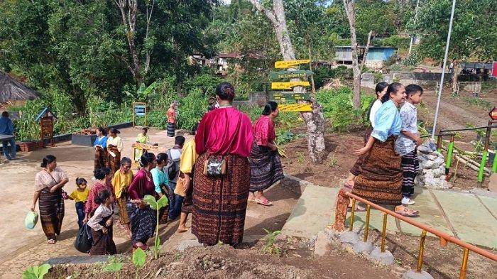 Ikut Misa Hari Bumi, Umat Paroki Detukeli Kompak Kenakan Sarung Tenun ...
