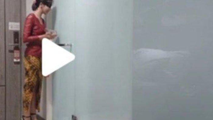 Video Viral TikTok, Video Syur Perempuan Berkebaya Merah Digoda di Kamar Hotel, Lepas Handuk ...