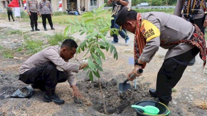 Gerakan Tanam Sepuluh Juta Pohon, Wakapolda NTT Tanam Pohon di SMKN 1 Kabupaten Kupang - Pos ...