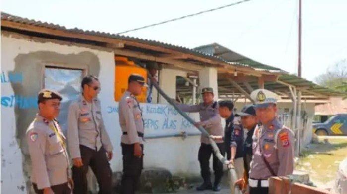 Jelang HUT ke-72 Humas Polri, Polres Sumba Barat Daya Distribusikan Air Bersih Bagi Warga - Pos ...