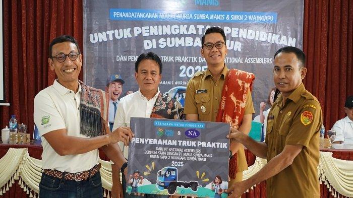 Dukung Dunia Vokasi, MSM Gandeng SMKN 2 Waingapu dan Serahkan Truk Praktik - Pos-kupang.com