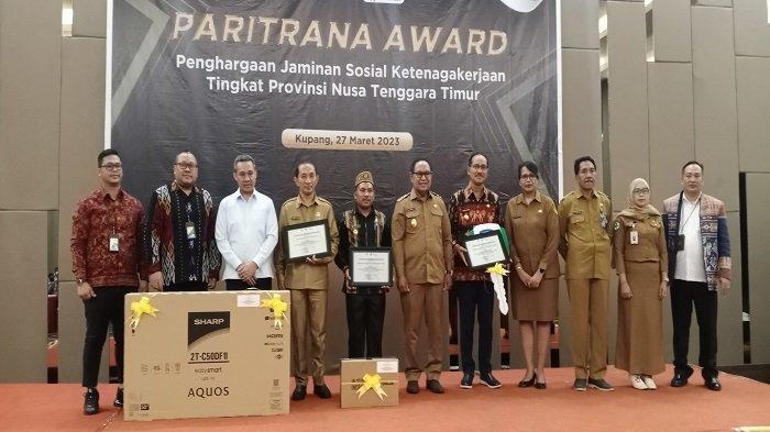 BPJS Ketenagakerjaan Serahkan Penghargaan Paritrana Award Tahun 2023 - Pos-kupang.com