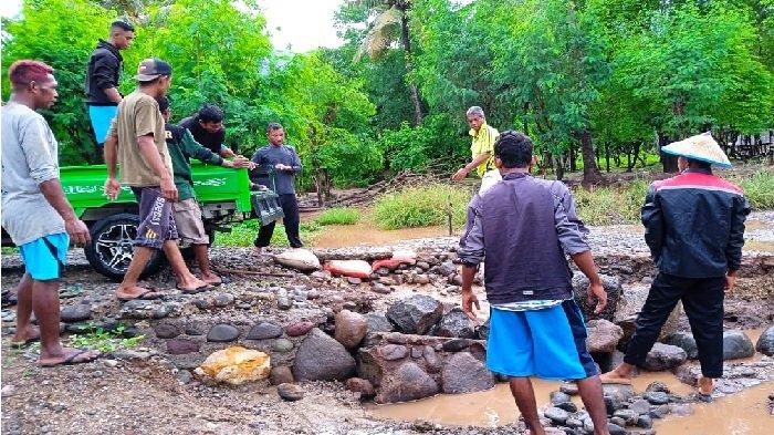 Tak Kunjung Diperbaiki, Warga Tanjung Darat Sikka Perbaiki Jalan Secara Swadaya - Pos-kupang.com
