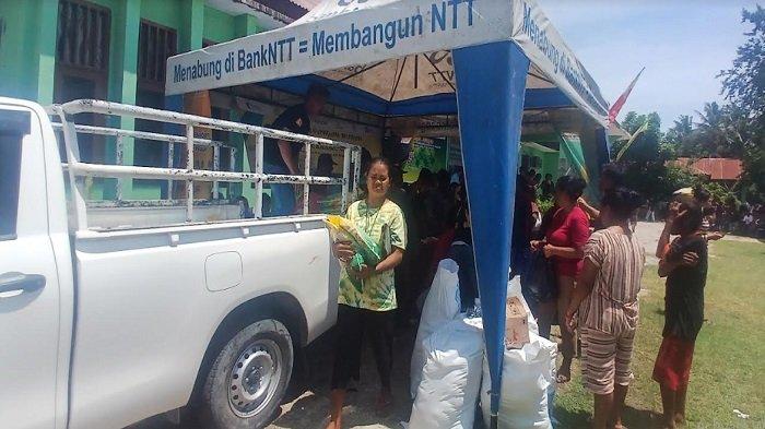 Gerakan Pangan Murah Jelang Idul Fitri Warga Antre Beras Murah Pos