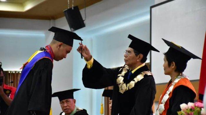 Rektor Unwira Pater Philipus Tule Lepas Ratusan Wisudawan - Pos-kupang.com