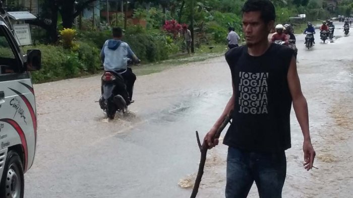 Cuaca Buruk Belum Reda, Kepala BPBD SBD Imbau Warga Waspada Hujan Deras dan Angin Kencang - Pos ...
