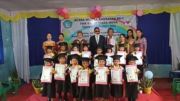 TK Kasih Tiara Nusa Borong, Manggarai Timur Wisudakan 15 Anak Lulusan ...