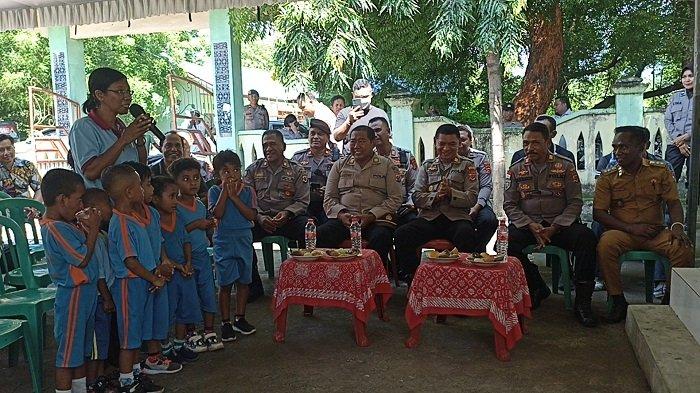 Manfaatkan Momen Jumat Curhat, Anak TK di Sikka Belajar Mengenal Polisi ...