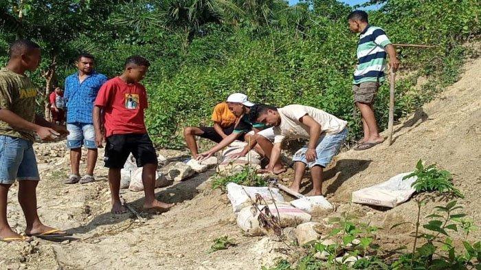 Antisipasi Longsor, Pemuda Desa Maemina Gotong royong Perbaiki Jalan - Pos-kupang.com