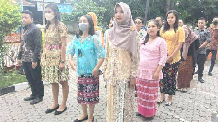 Ibu-Ibu di Kantor Pos Atambua - Kabupaten Belu Ikut Apel Peringatan ...