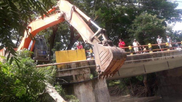 Pemkab Kupang dan TNI Polri Gotong Royong Bersihkan Sungai Oesao - Pos-kupang.com