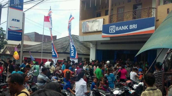 BRI Unit Naikoten Kupang Diserbu Warga - Pos-kupang.com