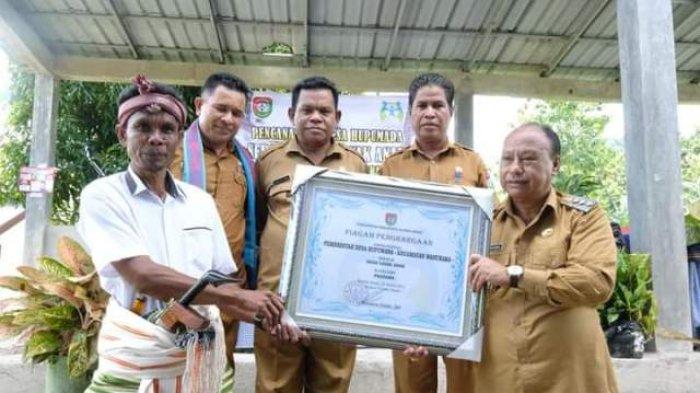 Bupati Sumba Barat Kukuhkan Hupumada Jadi Desa Layak Anak - Pos-kupang.com
