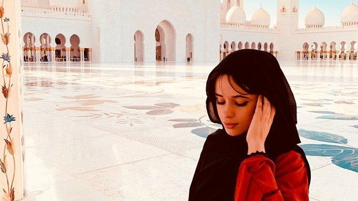 Sering Tampil Seksi, Camila Cabello Berhijab di Depan Masjid, MashaAllah You Are Beautifull ...