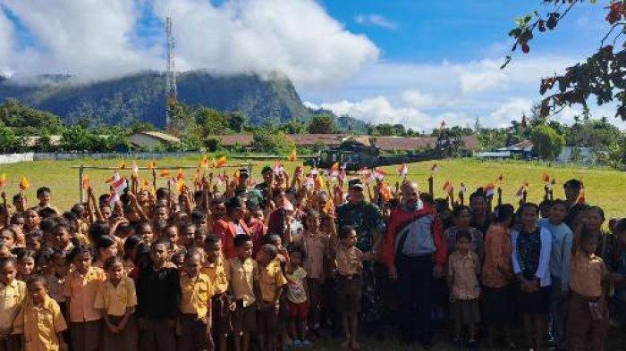 Gelar Kunjungan ke Perbatasan RI-RDTL Sektor Barat, Danrem 161/Wira Sakti Bagi-bagi Sembako ...