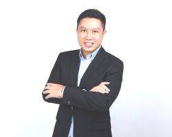 Derrick Heng menjabat sebagai Direktur Marketing Telkomsel sejak ...