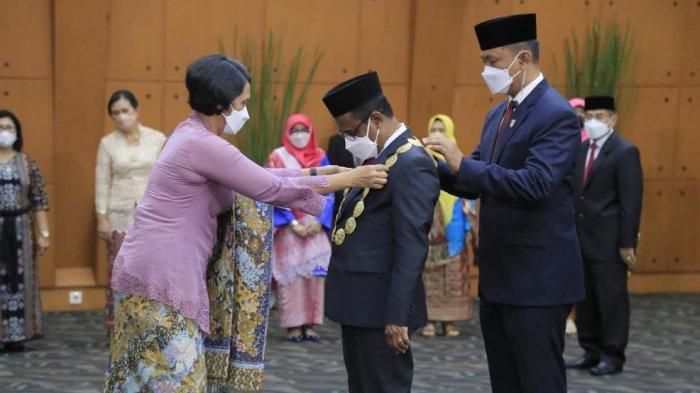 Maxs Sanam Dilantik Jadi Rektor Undana Kupang , Ir. Suharti : Program Merdeka Belajar - Pos ...