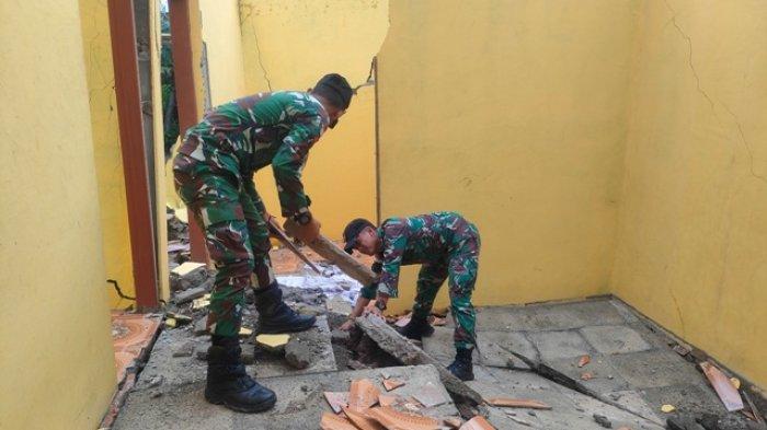 Satgas Pamtas Yonkav 6/Naga Karimata Evakuasi Material Bangunan Rumah Terdampak Bencana di ...