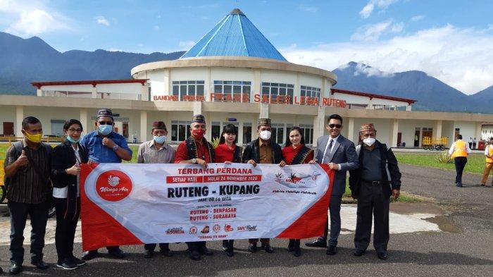 Tepuk Tangan Penumpang Menggema Saat Wing Air Landing Mulus di Ruteng ...
