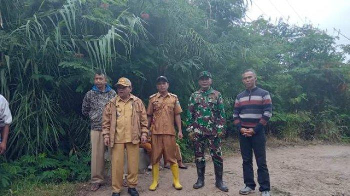 TNI dan Warga Desa Sebot Timor Tengah Selatan NTT Perbaiki Jalan Rusak ...