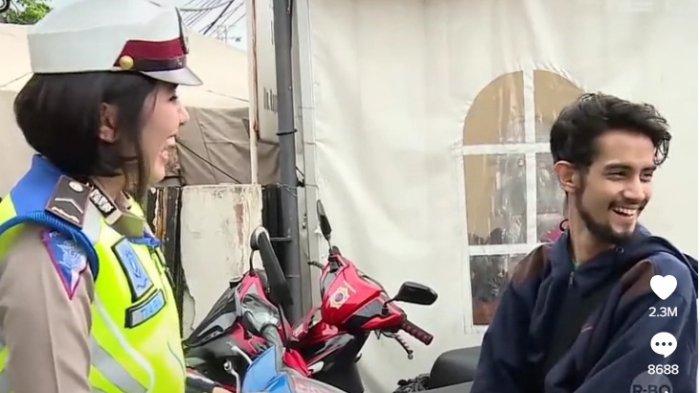 Video Viral TikTok, Polwan Cantik Tahan Pengendara Ganteng Tak Pakai Helm, Rambut Lepek - Pos ...