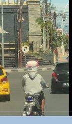 Viral Ngakak Pengendara Motor Modif Alat Penanak Nasi Jadi Helm Pakai ...