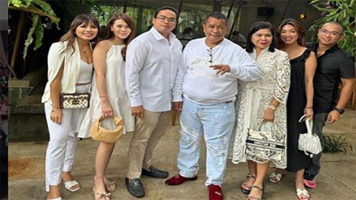 Hotman Paris Pamer Pose Bersama Keluarga, Singung Sosok Lain Beristri 8 Katong Pas-pasan. Siapa ...