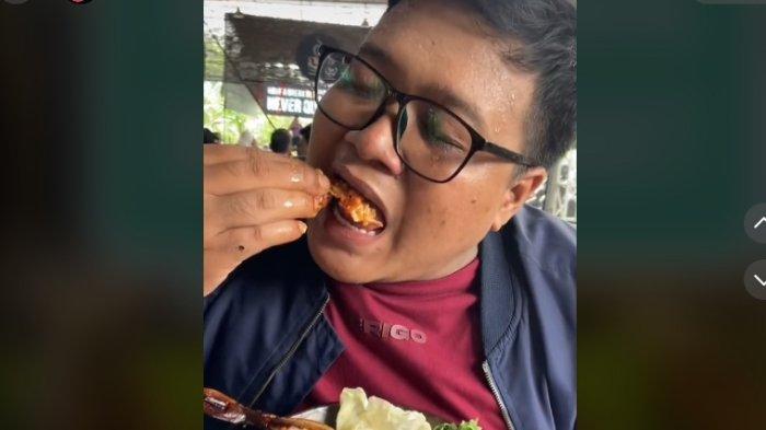 Video Viral TikTok, Makan Ikan Asap di Kopi Panggang Bado Kang Gresik ...