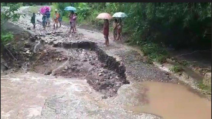 Jembatan Penghubung Desa Bitobe Dan Desa Bonmuti Ambruk, Akses Transportasi Terputus - Pos ...