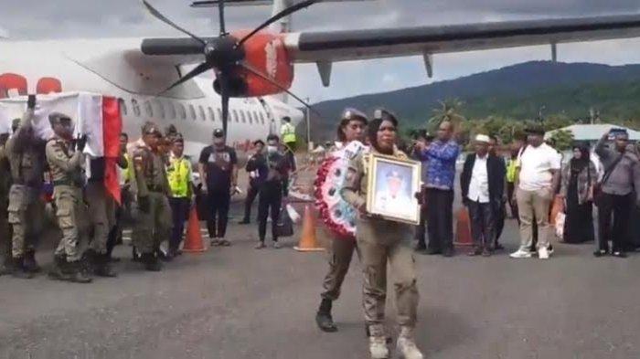Wakil Bupati Alor Meninggal, Jenazah Imran Duru Tiba di Bandara Udara ...