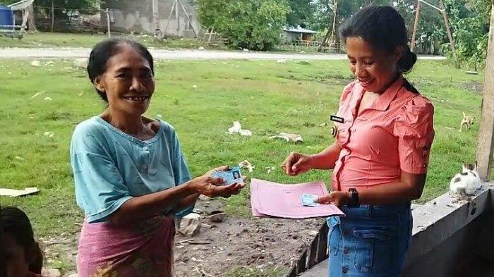 Kepala Desa di Malaka Rela Jalan Kaki Antar KTP dan KK ke Rumah-rumah Penduduk - Pos-kupang.com