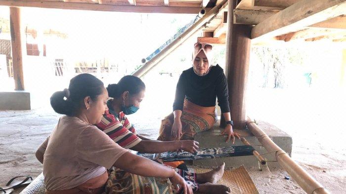 Beginilah Suasana di Galeri Tenun Ikat Kampung Adat Praingu Prailiu ...