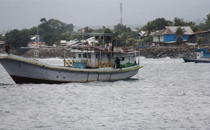 Kapal Pengangkut Logistik Nyaris Tenggelam Dihantam Gelombang - Pos-kupang.com