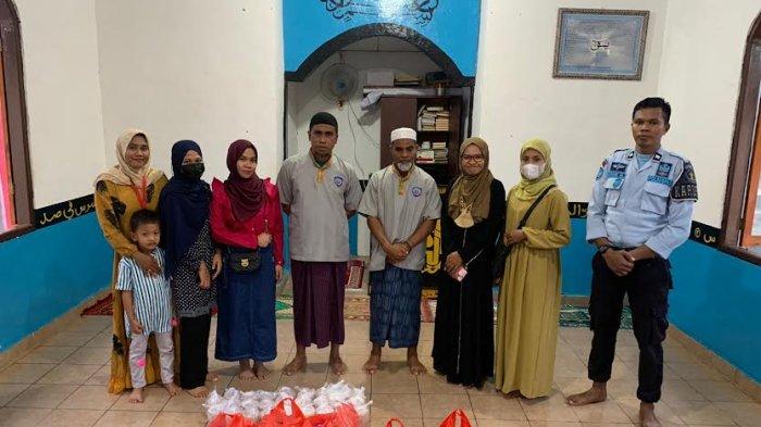 Remaja Muslim 'Girls Squad' Bagikan Takjil Gratis untuk Warga Binaan ...