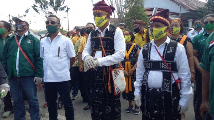 Kenakan Busana Adat Khas Bajawa, Bapaslon AP-RB Resmi Daftar di KPU ...