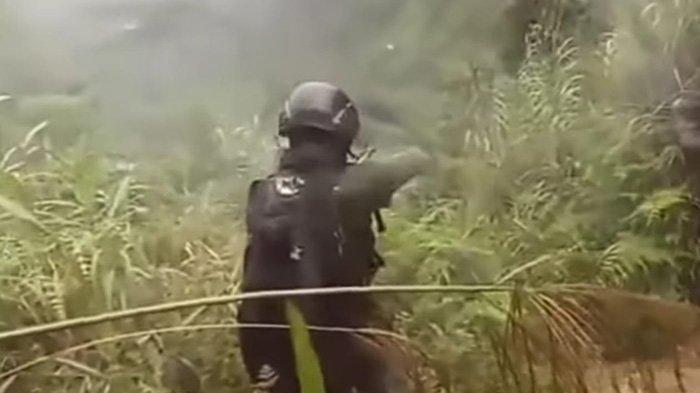 Merayap di Bebatuan untuk Tembak Super Puma TNI, Anggota KKB Ini ...