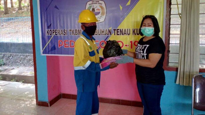 Koperasi TKBM Tenau Bagi Sembako Kepada 328 Tenaga Kerja Bongkar Muatan ...
