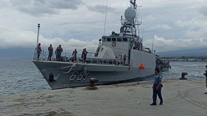 Cuaca Ekstrem, KRI Singa 651 Sandar Mulus di Pelabuhan Laurentius Say ...