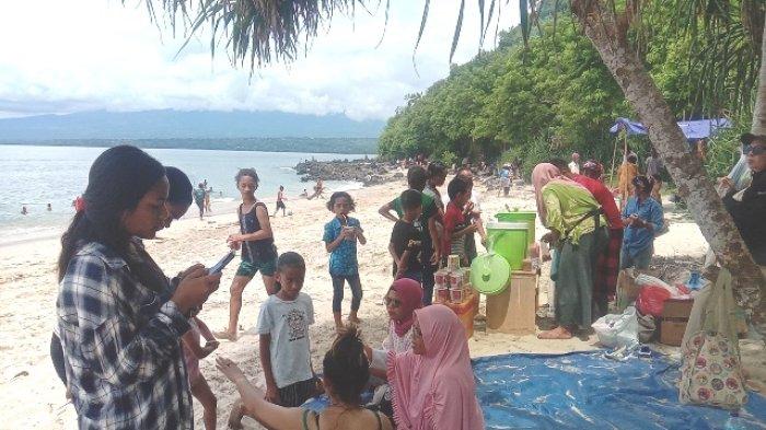 Libur Tahun Baru 2022, Pengujung Padati Pantai Liang Bala Manggarai ...