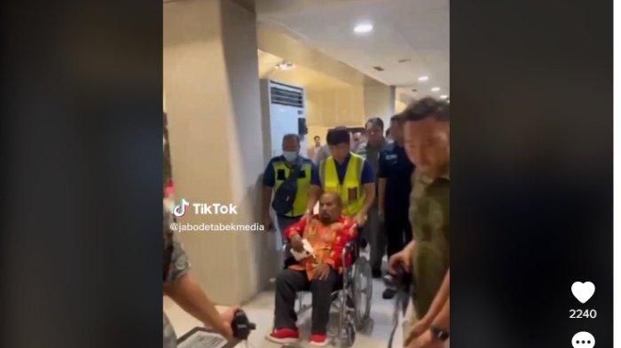 Video Viral TikTok Detik Detik Saat Gubernur Papua Lukas Enembe Dibawa Petugas KPK - Pos-kupang.com