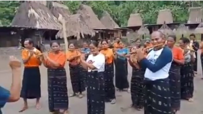 Lagu Indonesia Raya Dimainkan Menggunakan Alat Musik Tradisional ...