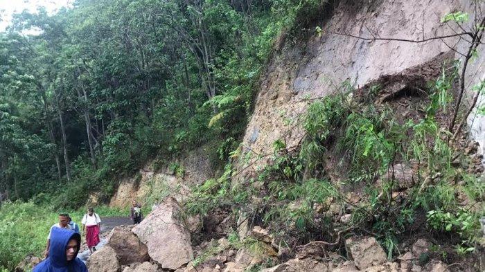 Longsor Tutup Badan Jalan Propinsi Golo Cala-Papang di Satar Mese ...
