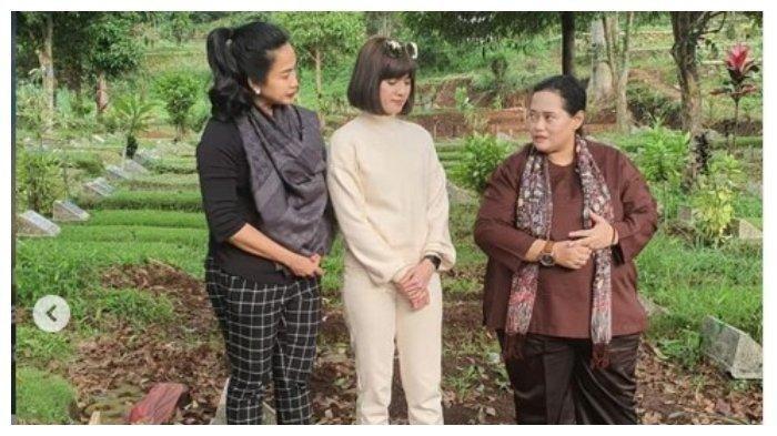 Ke Makam Lina, Mbak You Sebut Masih Ada Aura, Feni Rose dan Chika ...