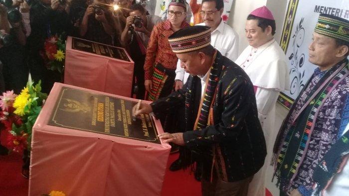 Menristekdikti RI Gunting Pita dan Tanda Tangan Prasasti STKIP Ruteng ...