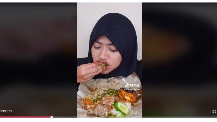 Video Viral TikTok, Gadis Berjilbab Makan Nasi Padang dengan Lahapnya - Pos-kupang.com
