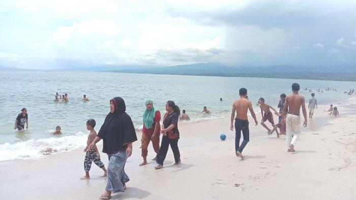 Liburan Awal Tahun Baru 2022, Pengujung Padati Pantai Liang Bala ...